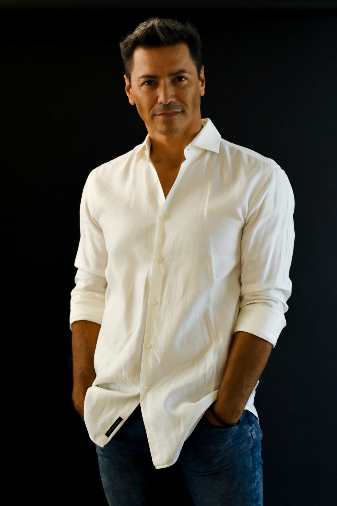 “TENME COMPASION" es el nuevo sencillo de GUSTAVO LARA - Radio GALAXIA LA MEJOR